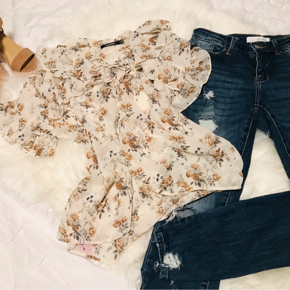 Doe & Rae | Tops | Ivory Floral Blouse | Poshmark
